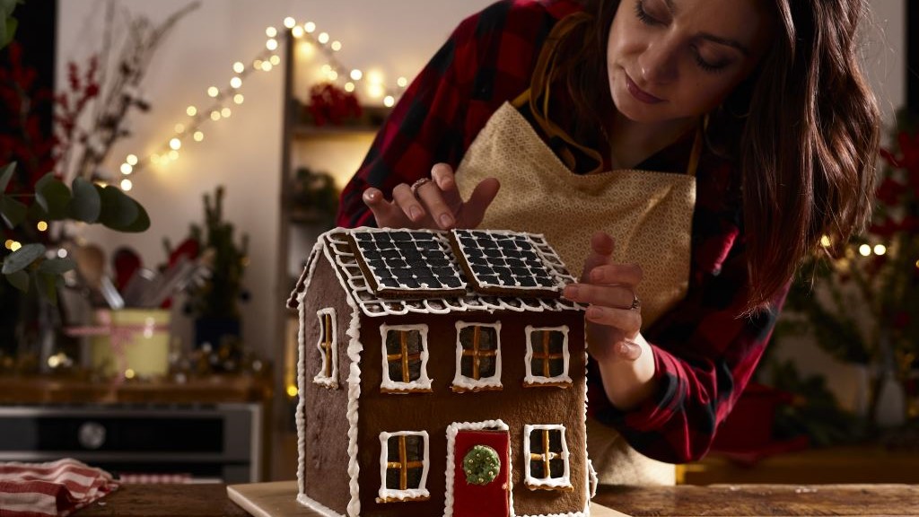 Video | Gingerbread house equipped with heat pump and solar panels ...