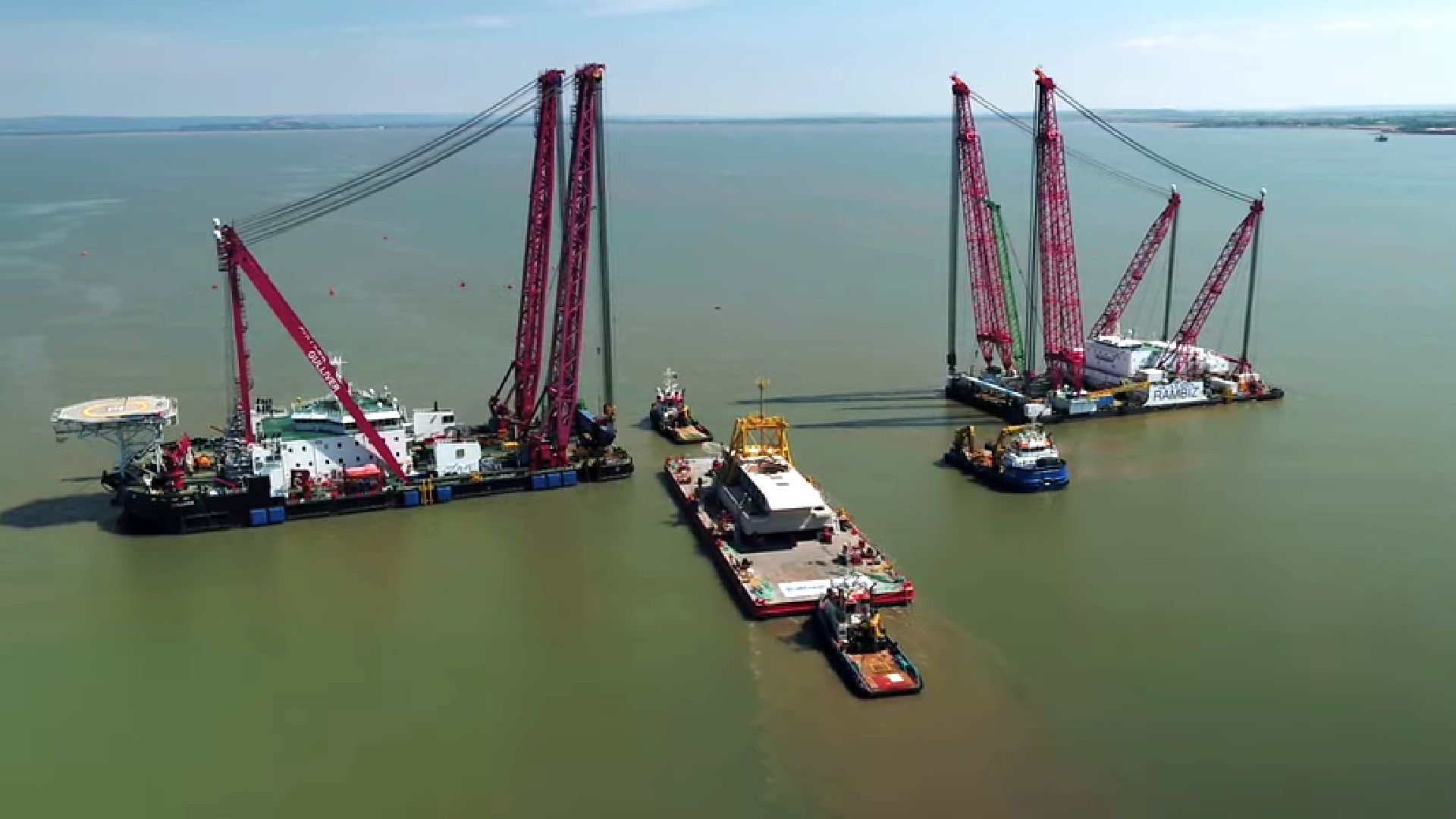 Video | Floating cranes lower Hinkley Point C intake head to seabed ...