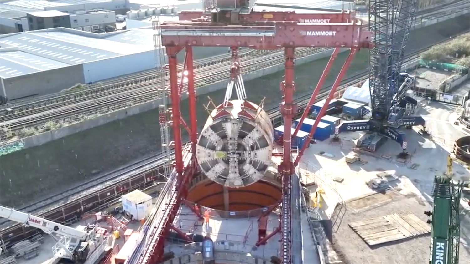 Video | HS2 lifts 850t tunnel boring machine using gantry crane ...